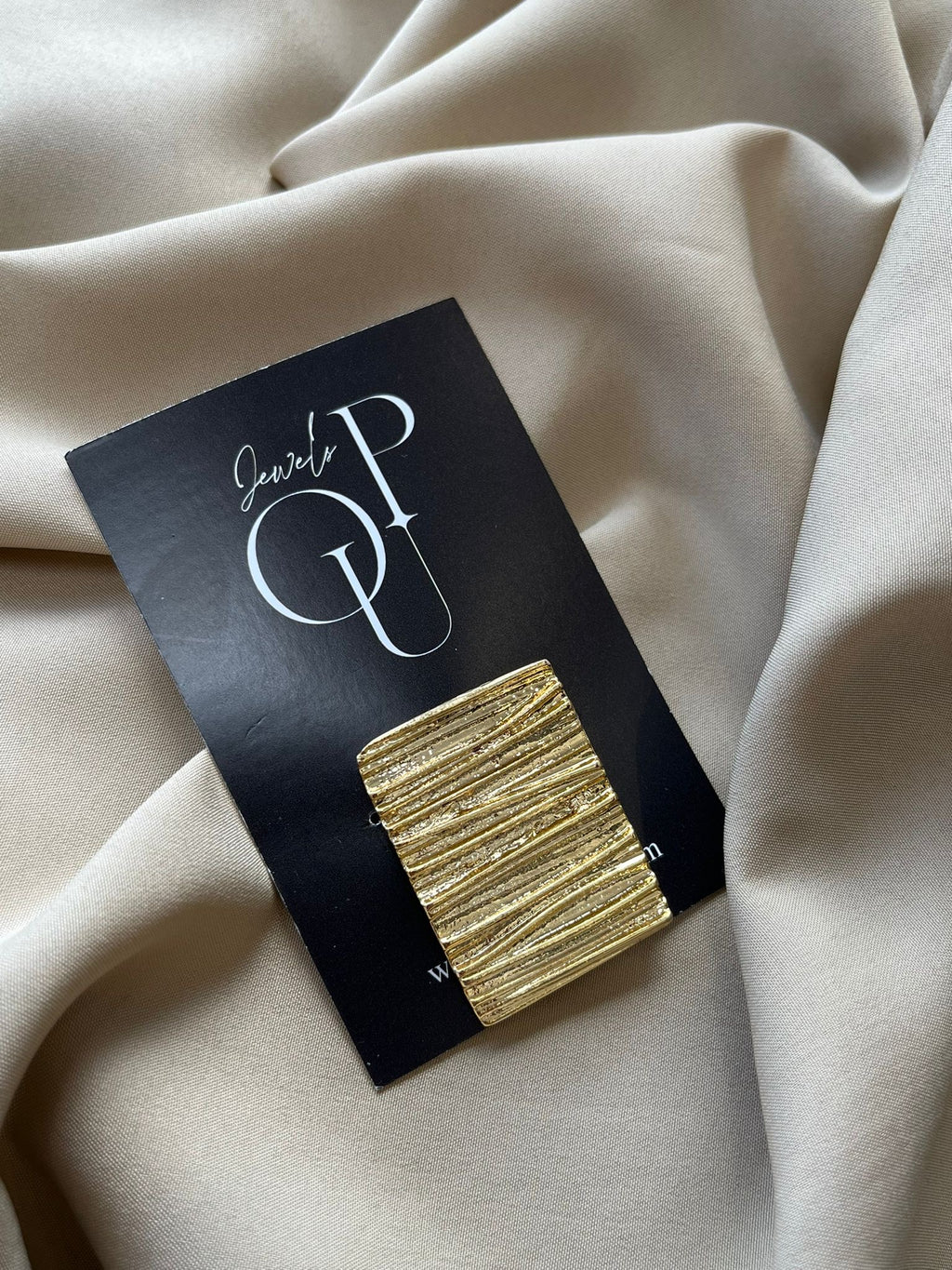 Hammered design gold brooch – opujewels